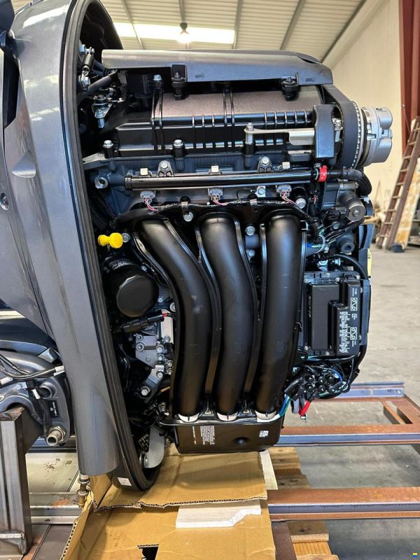 2022 Yamaha V6 300 CV, EUR 30.250,-