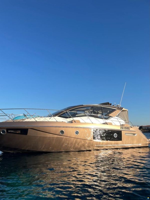 2017 Cranchi M44, EUR 450.000,-
