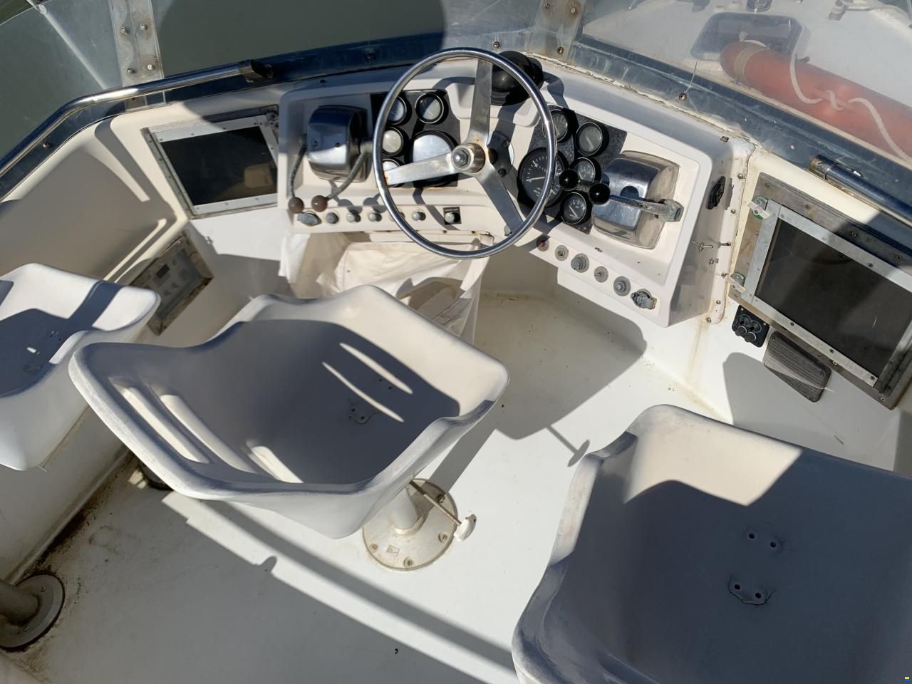 1974 Hatteras 31 Sport Cruiser, 33 000