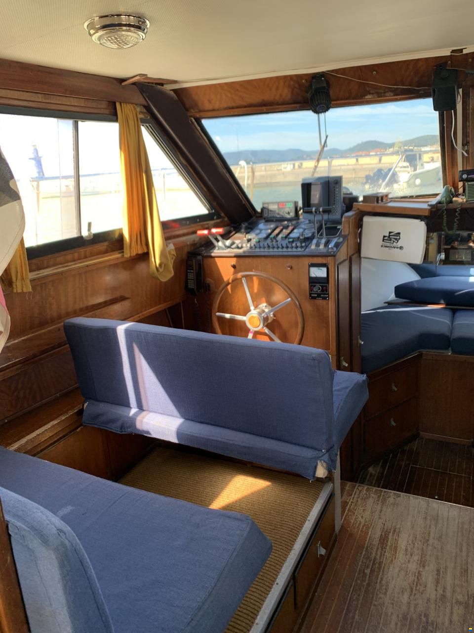 1974 Hatteras 31 Sport Cruiser, 33 000
