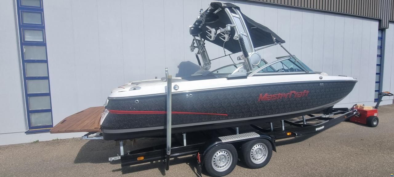 2012 MasterCraft X25 WakeSurf (mit Trockenliegeplatz), EUR 69.900,-