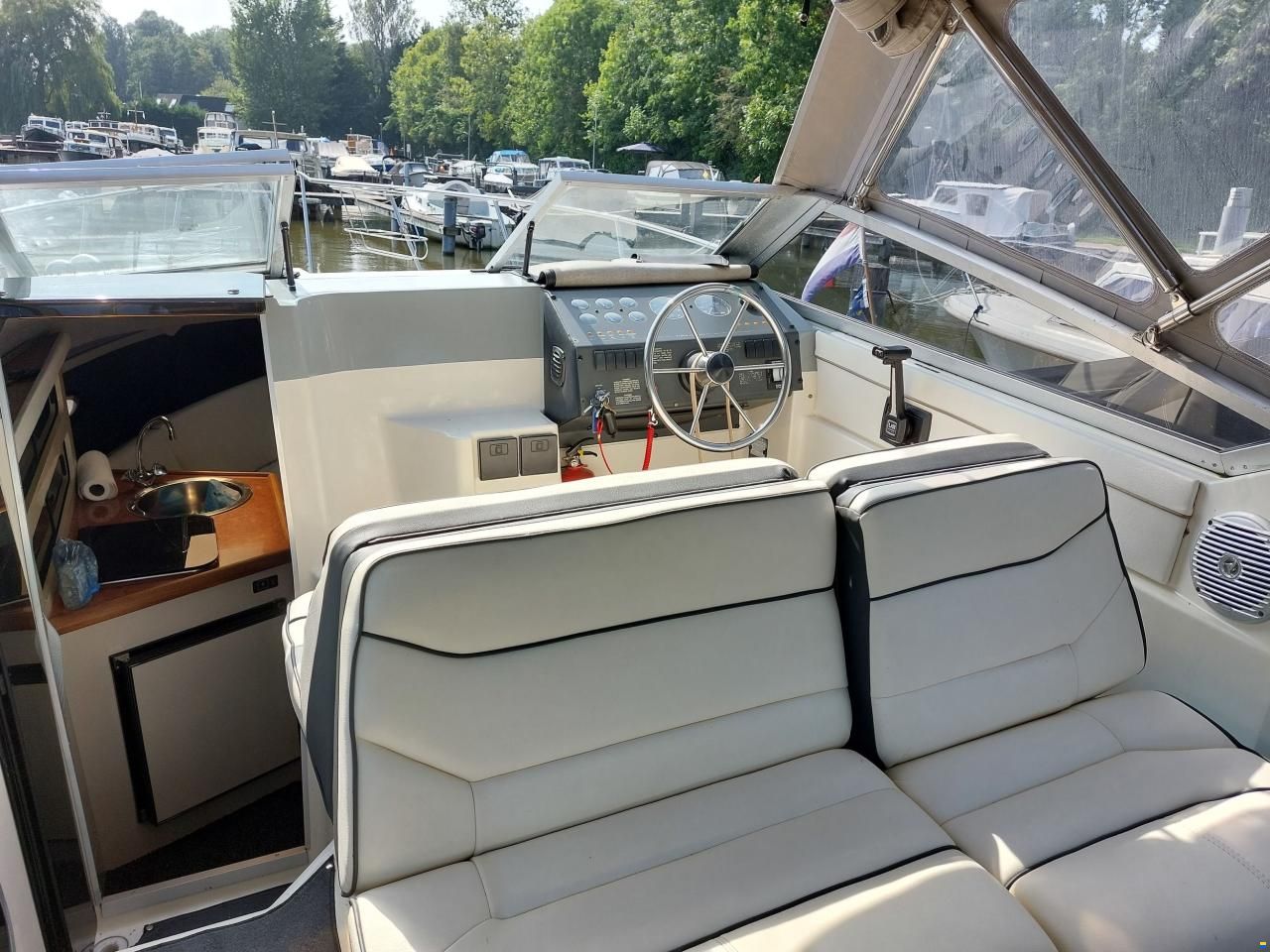 Maxum 2300 Scr Interior