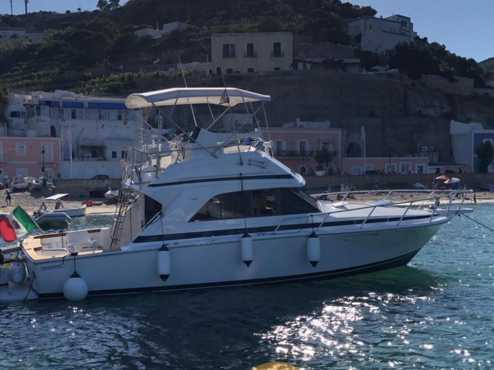 1997 Bertram Yacht 36' Convertible, 160 000