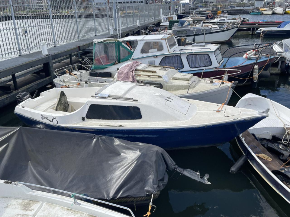 1900 Kajuitzeilboot 420, EUR 25,-